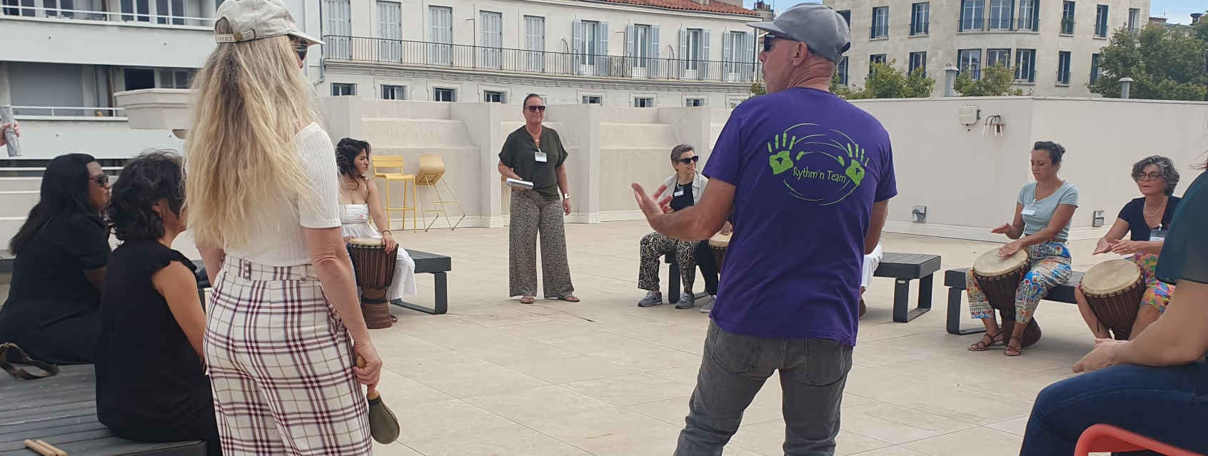 Team building percussion sur un roof top à Marseille - Rythm'n Team